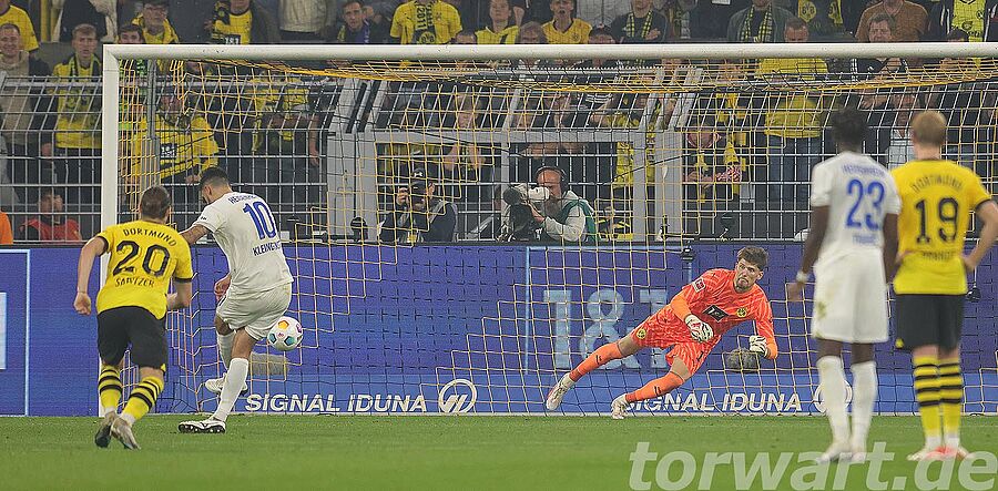 Bundesliga 23/24 - 3. Spieltag - Borussia Dortmund vs 1. FC Heidenheim - Gregor Kobel und Kevin ...