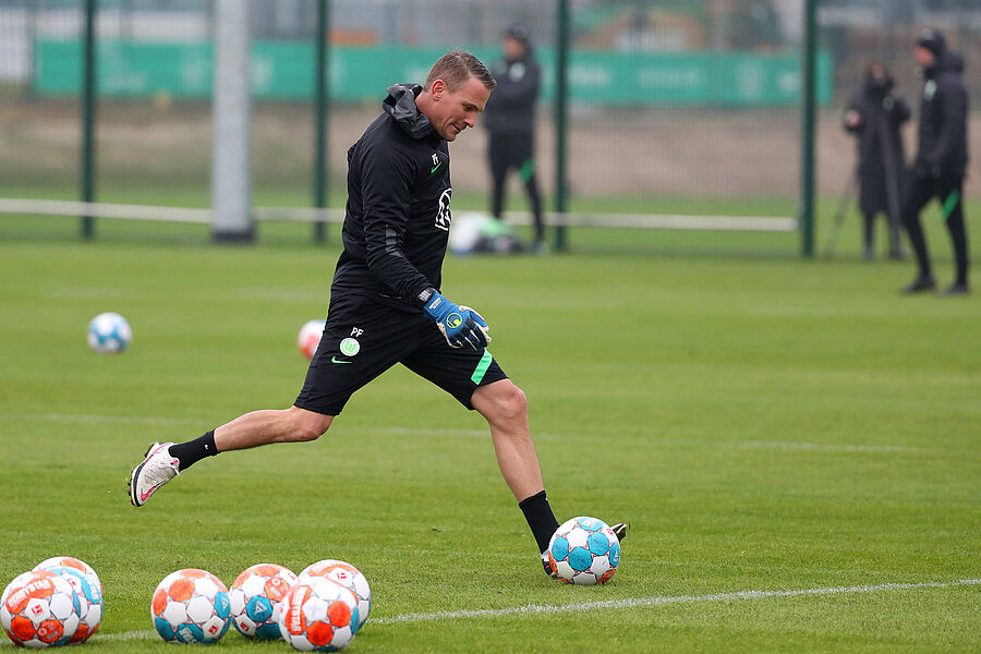 Torwarttrainer Pascal Formann VfL Wolfsburg- Koen Casteels, Pavao ...